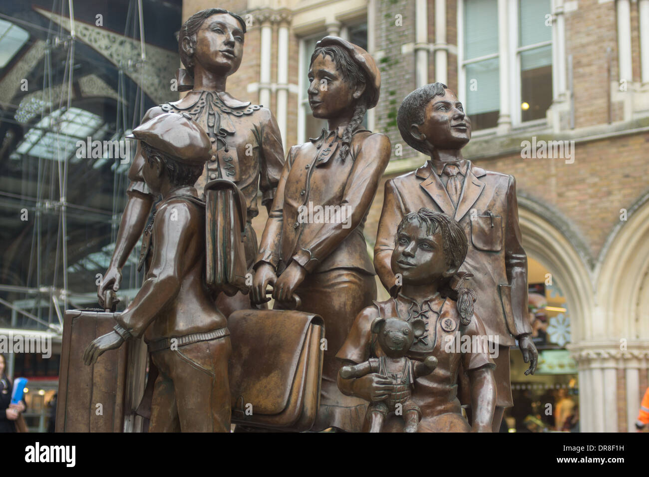 Kindertransport statue hi-res stock photography and images - Alamy
