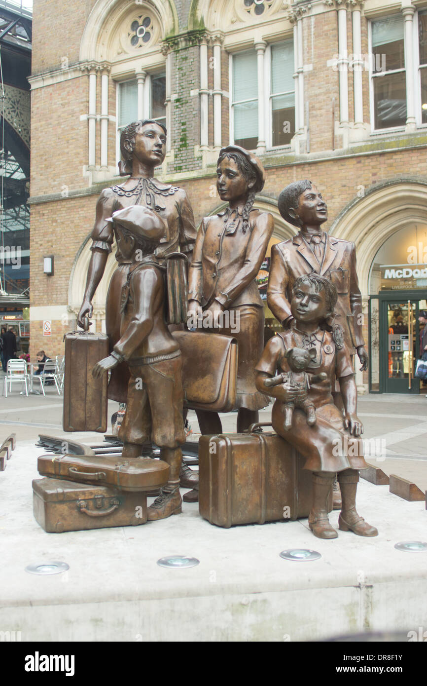 Kindertransport statue hi-res stock photography and images - Alamy