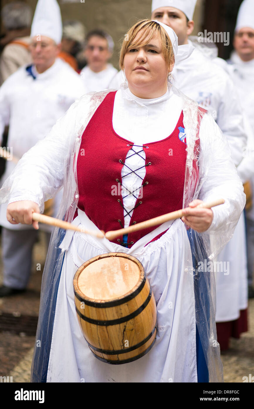 Tamborrada hi-res stock photography and images - Alamy
