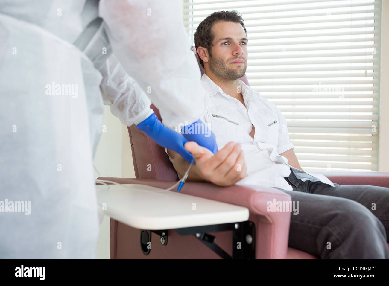 People receiving cancer treatment hi-res stock photography and images ...