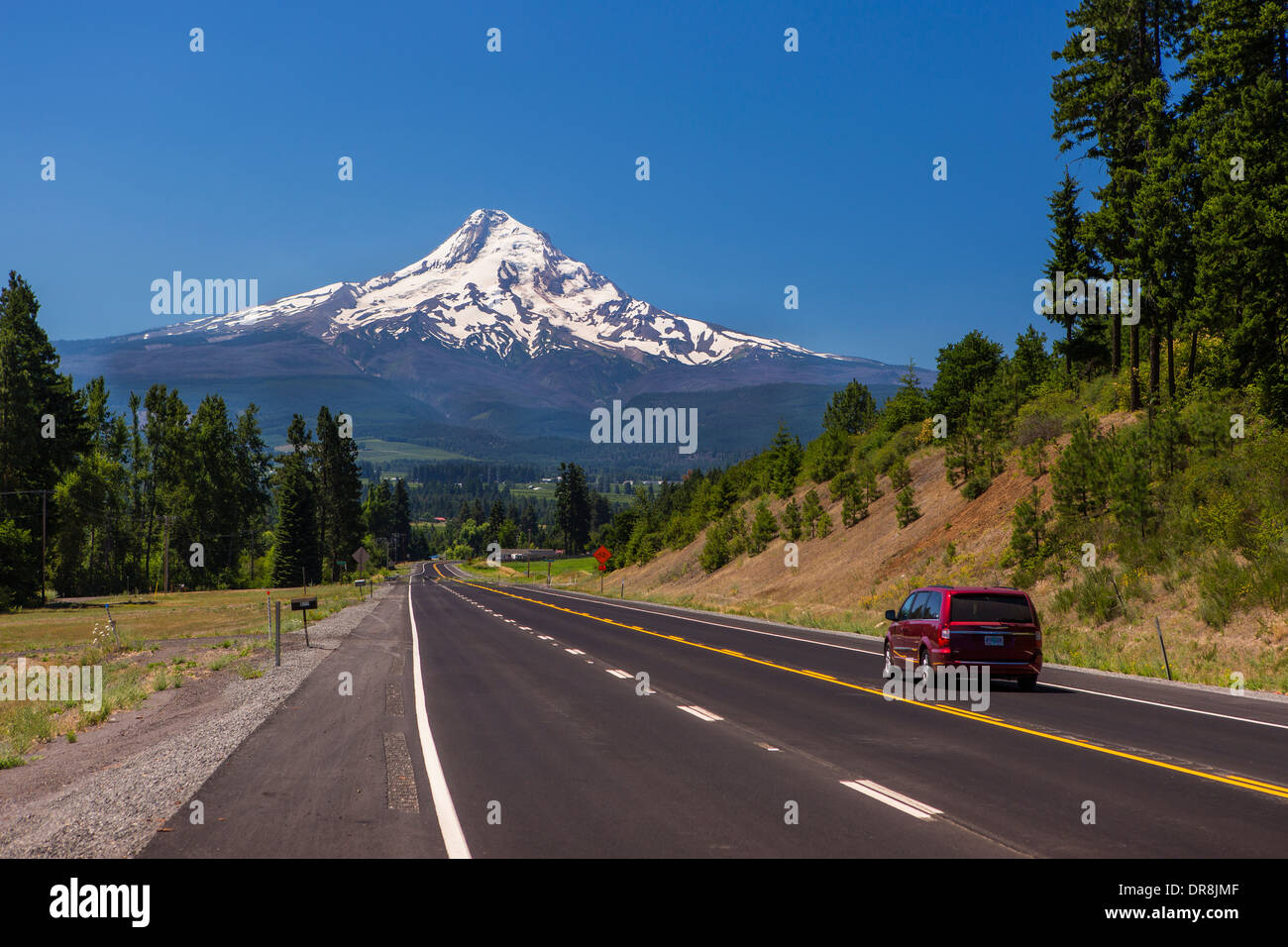 HOOD RIVER, OREGON, USA - Route 35 and Mount Hood, a 11,240 foot ...