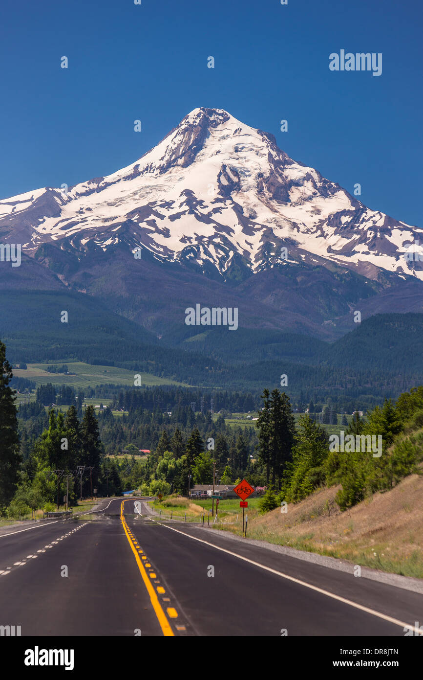 Highway and mount hood hi-res stock photography and images - Alamy