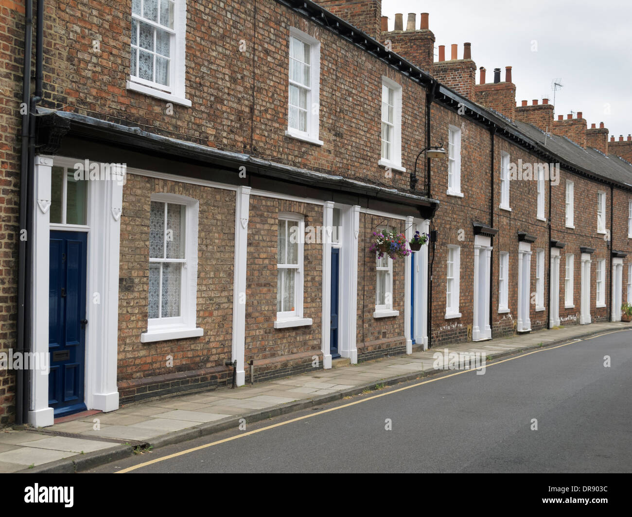 Row of terraced houses hi-res stock photography and images - Alamy