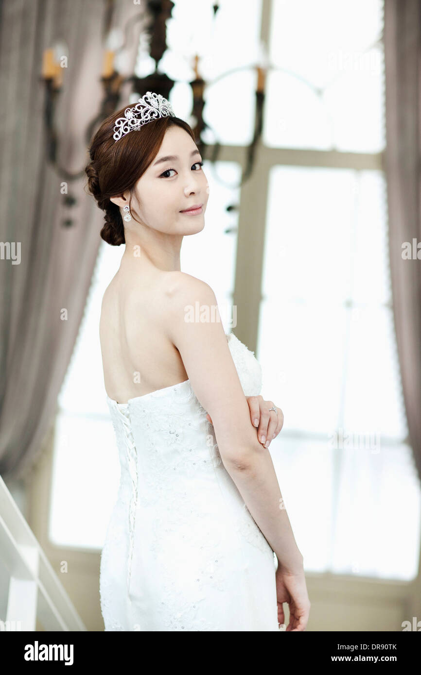 a woman in wedding dress looking back Stock Photo - Alamy
