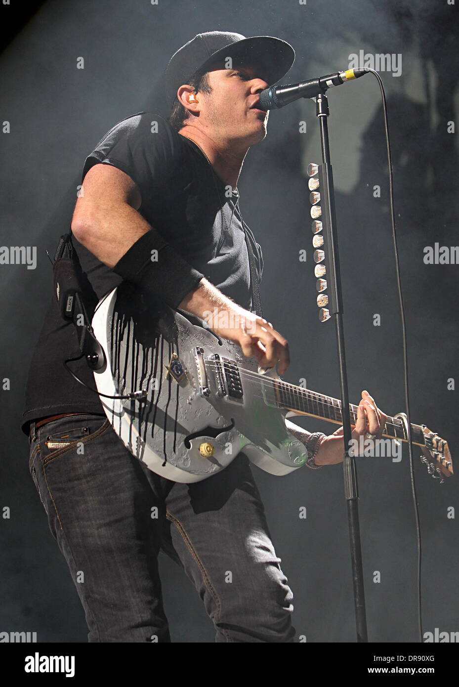 Mark Hoppus,Tom DeLonge and Travis Barker of Blink 182 perform at the ...