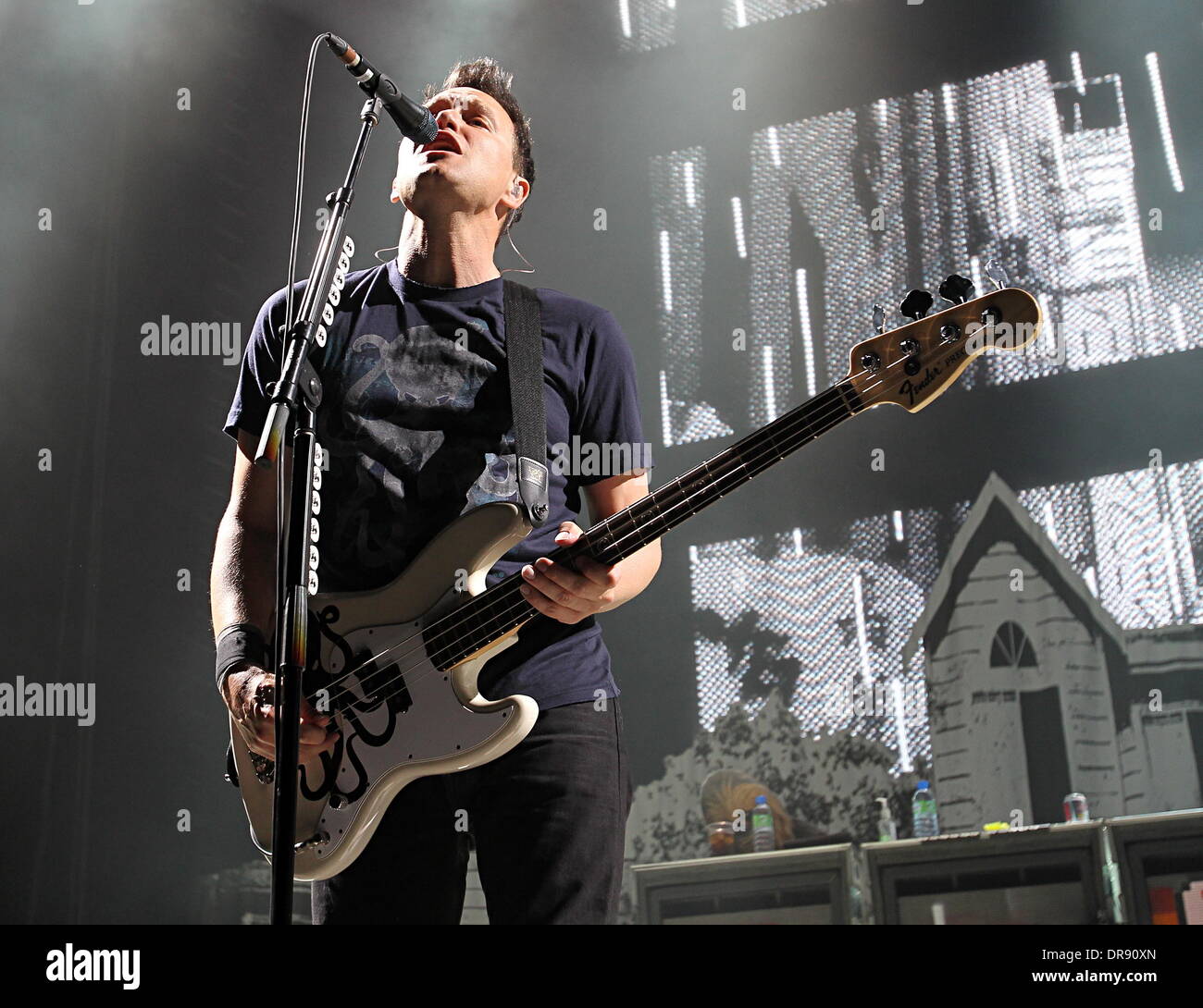 Mark Hoppus,Tom DeLonge and Travis Barker of Blink 182 perform at the ...