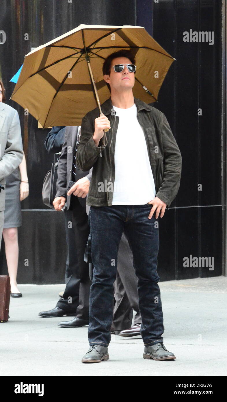 Tom Cruise gets caught in the rain while filming on the set of ...