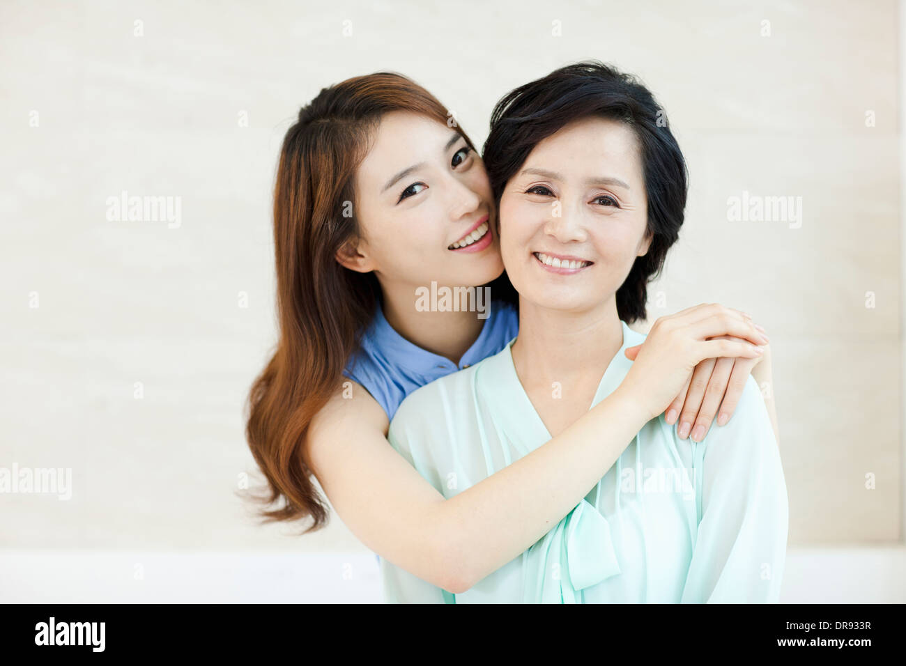Mother making hairstyle daughter hi-res stock photography and images - Alamy
