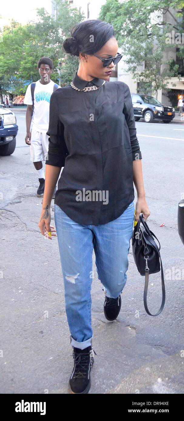 Rihanna Leaving Her Hotel In Midtown Manhattan New York City Usa