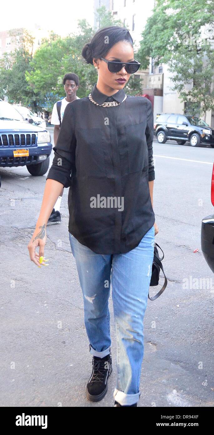 Rihanna Leaving Her Hotel In Midtown Manhattan New York City Usa
