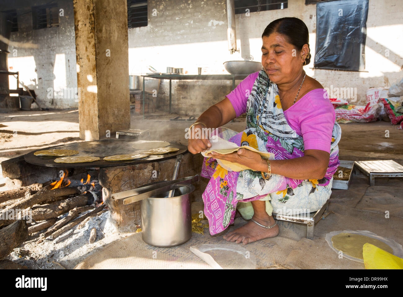 Woman cooking wood stove hi-res stock photography and images - Alamy