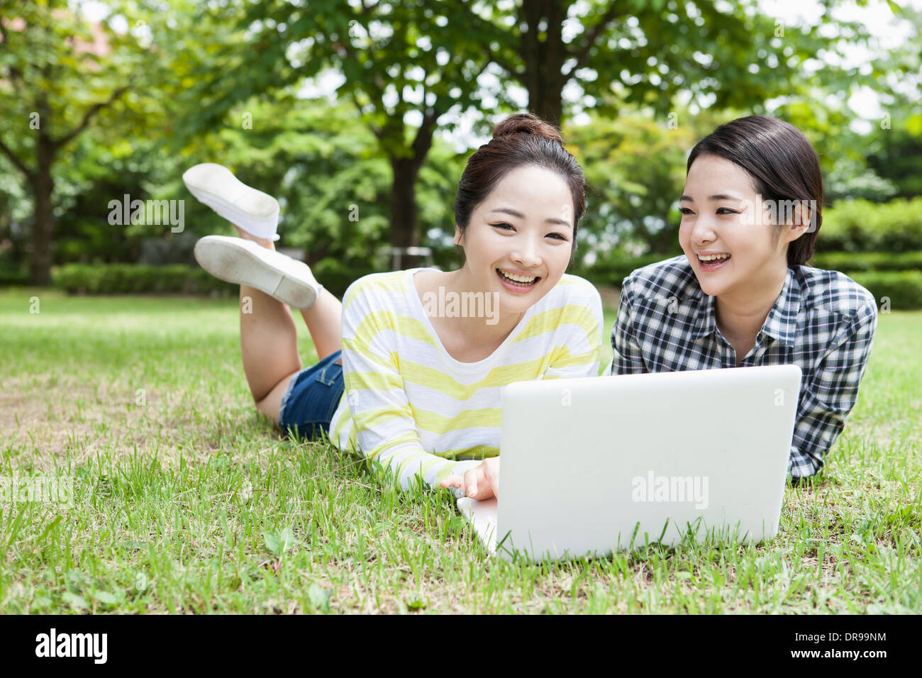 Asian laptop student 20 hi-res stock photography and images - Alamy