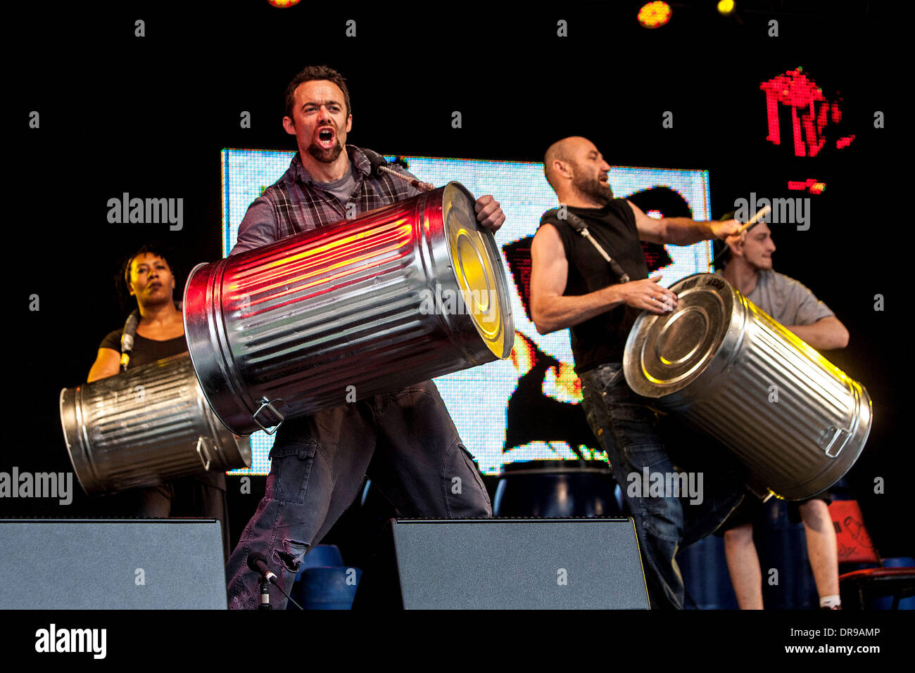 Musical group stomp hi-res stock photography and images - Alamy