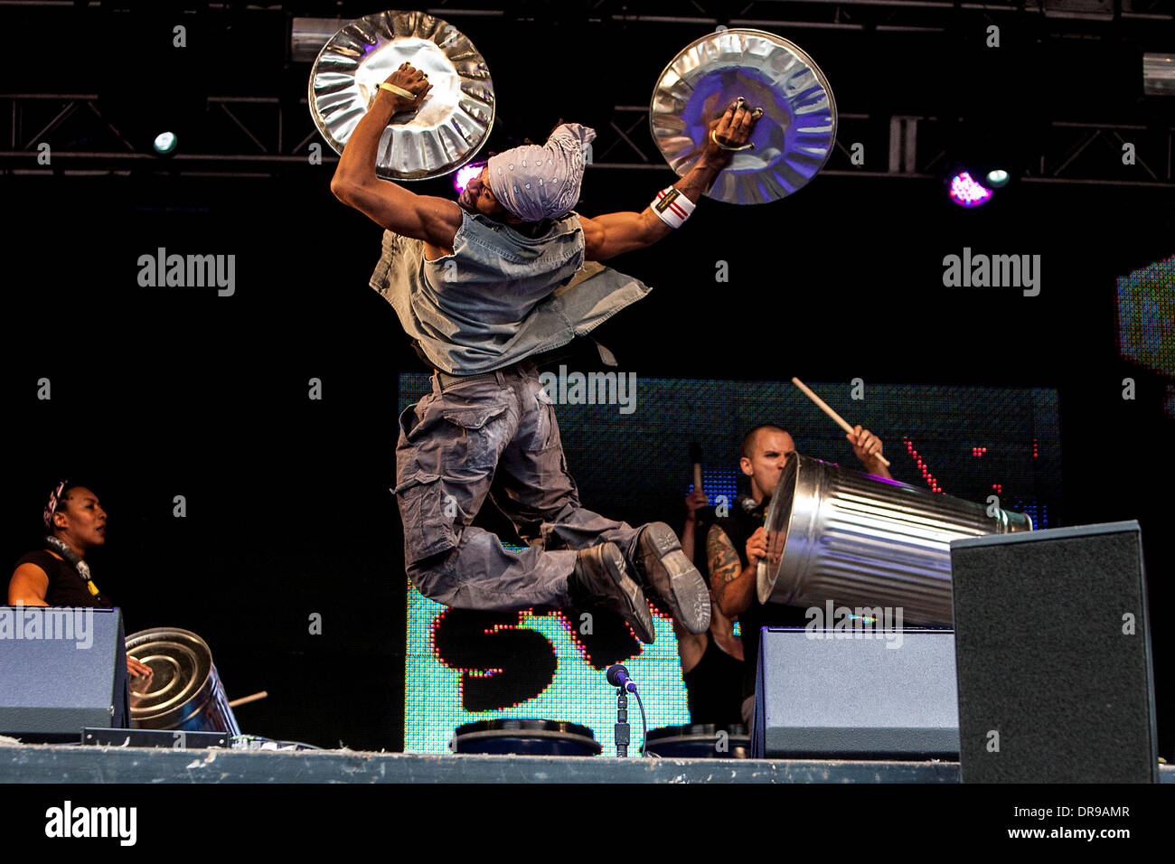 Musical group stomp hi-res stock photography and images - Alamy