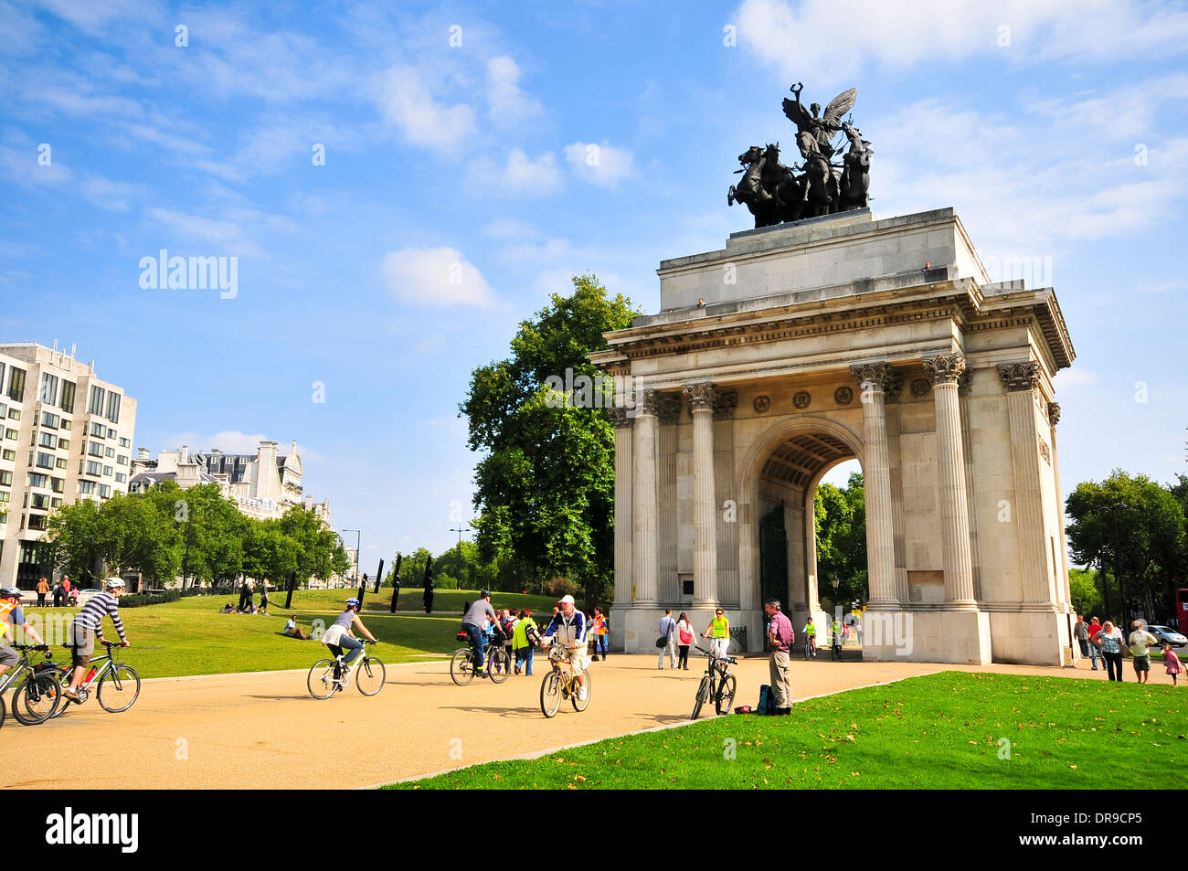 Buckingham palace gate hi-res stock photography and images - Alamy