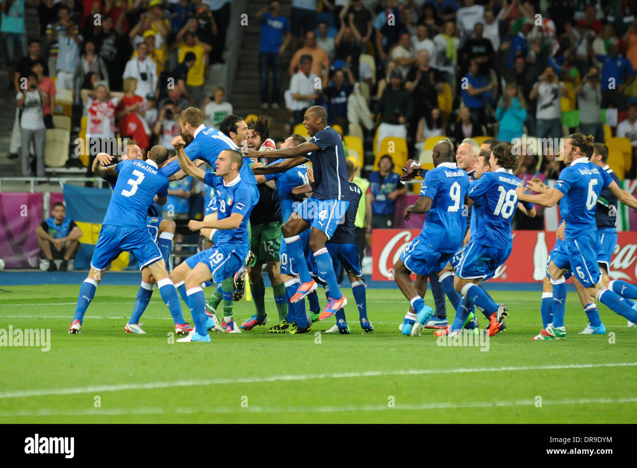 Italy celebrate beating England 4-2 on penalties UEFA Euro 2012 ...