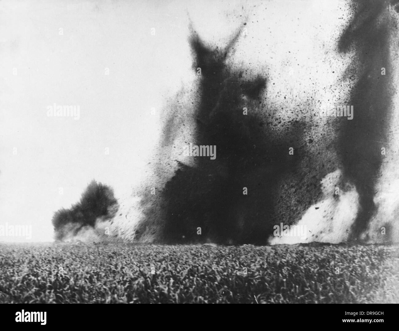 Ww1 battlefield explosion Black and White Stock Photos & Images - Alamy