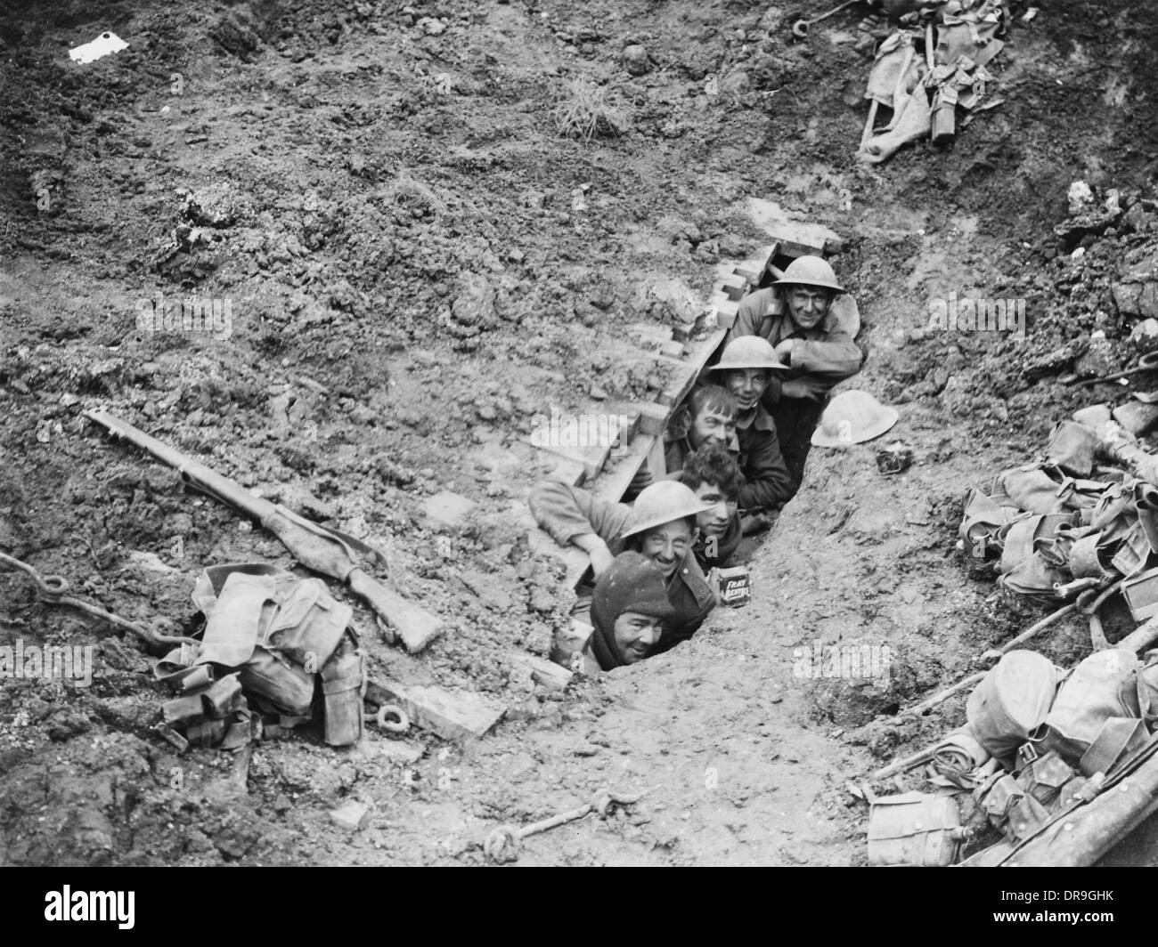 British soldiers in captured dugout, France, WW1 Stock Photo: 65978799 ...