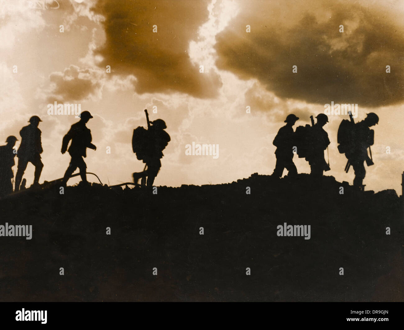Soldiers silhouette ww1 hi-res stock photography and images - Alamy