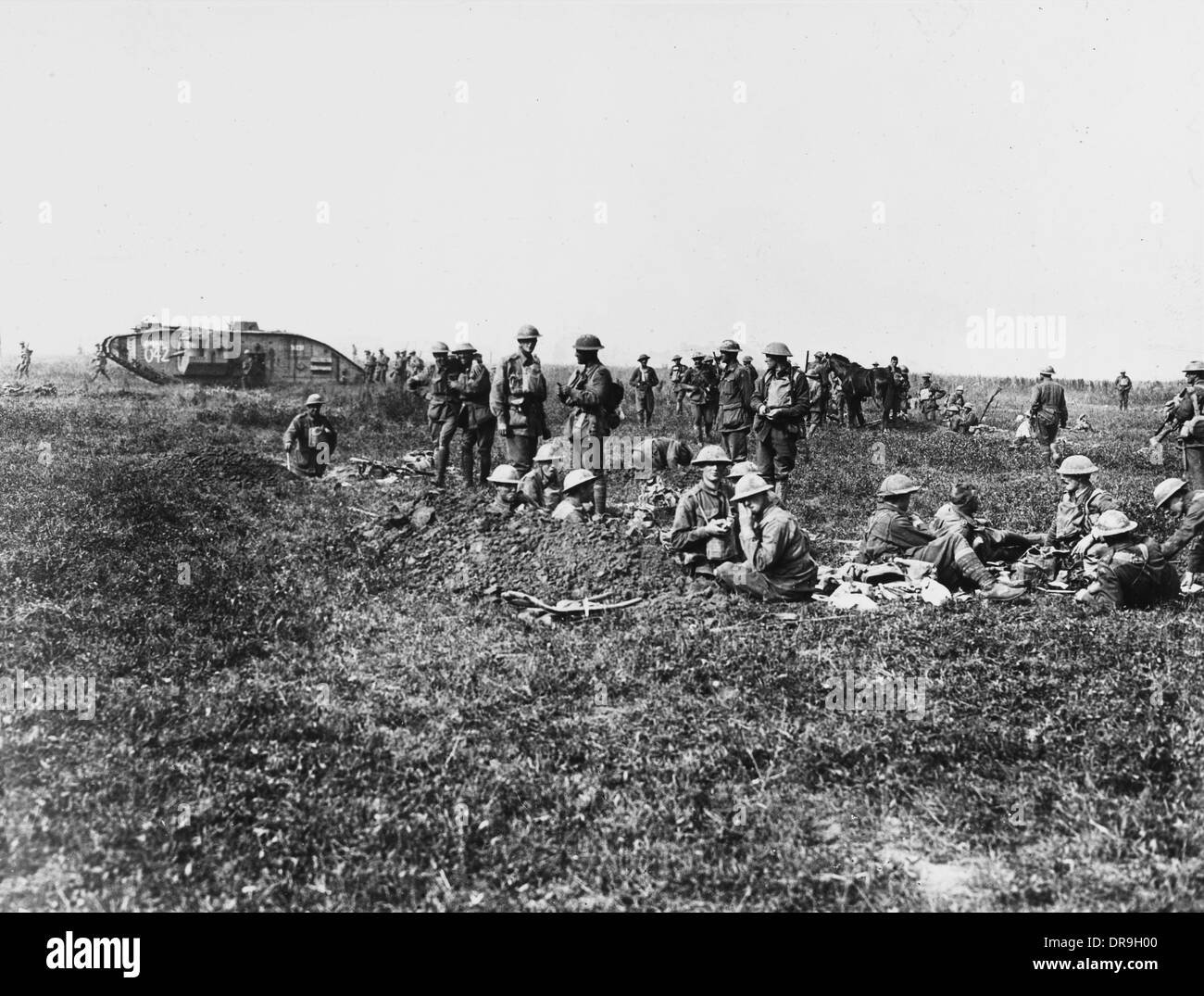 British tanks infantry advance hi-res stock photography and images - Alamy