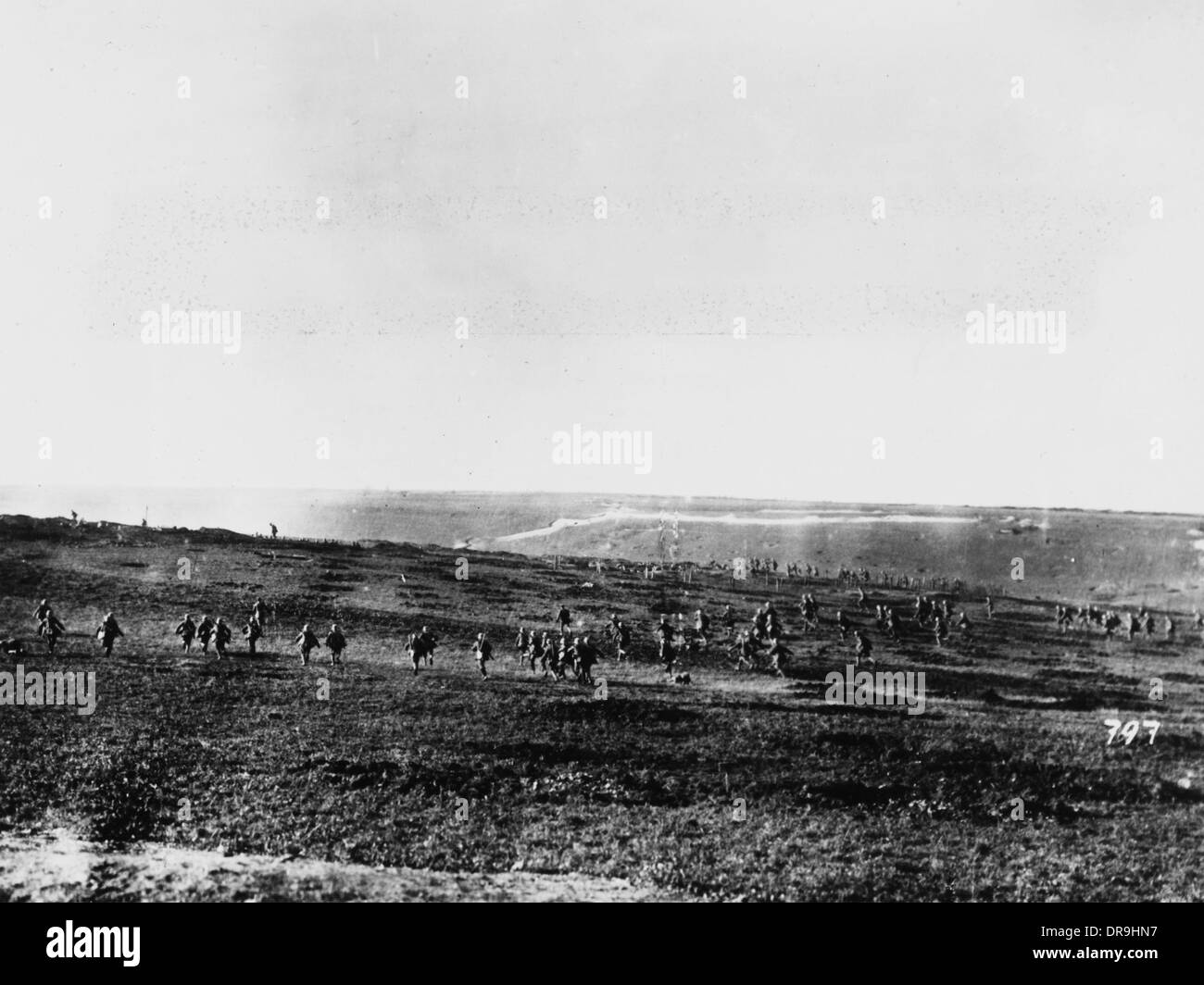 Advancing troops 1916 Stock Photo - Alamy