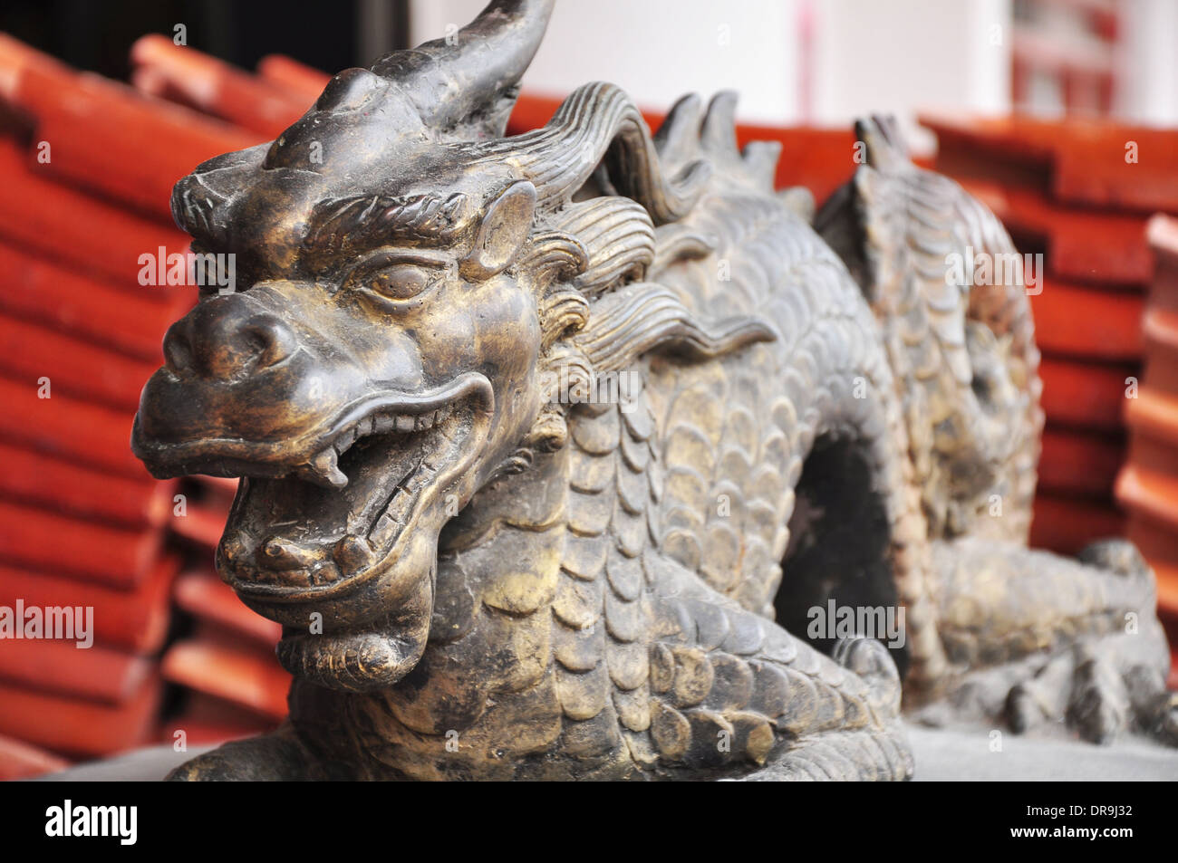 dragon statue in chinese temple Stock Photo - Alamy