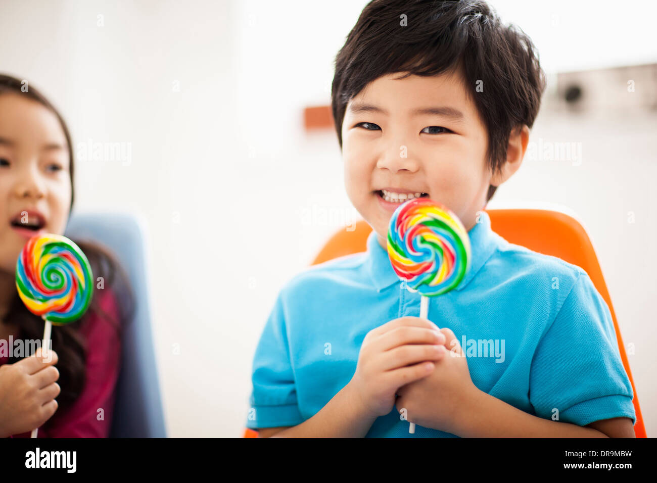 kids eating lollypops Stock Photo - Alamy