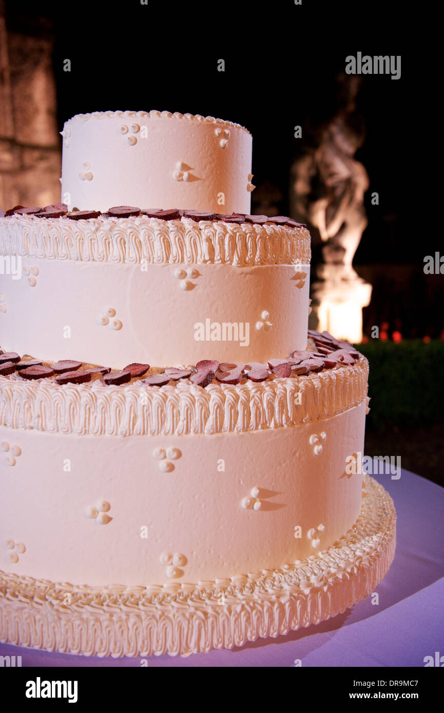 Wedding cake cake hi-res stock photography and images - Alamy