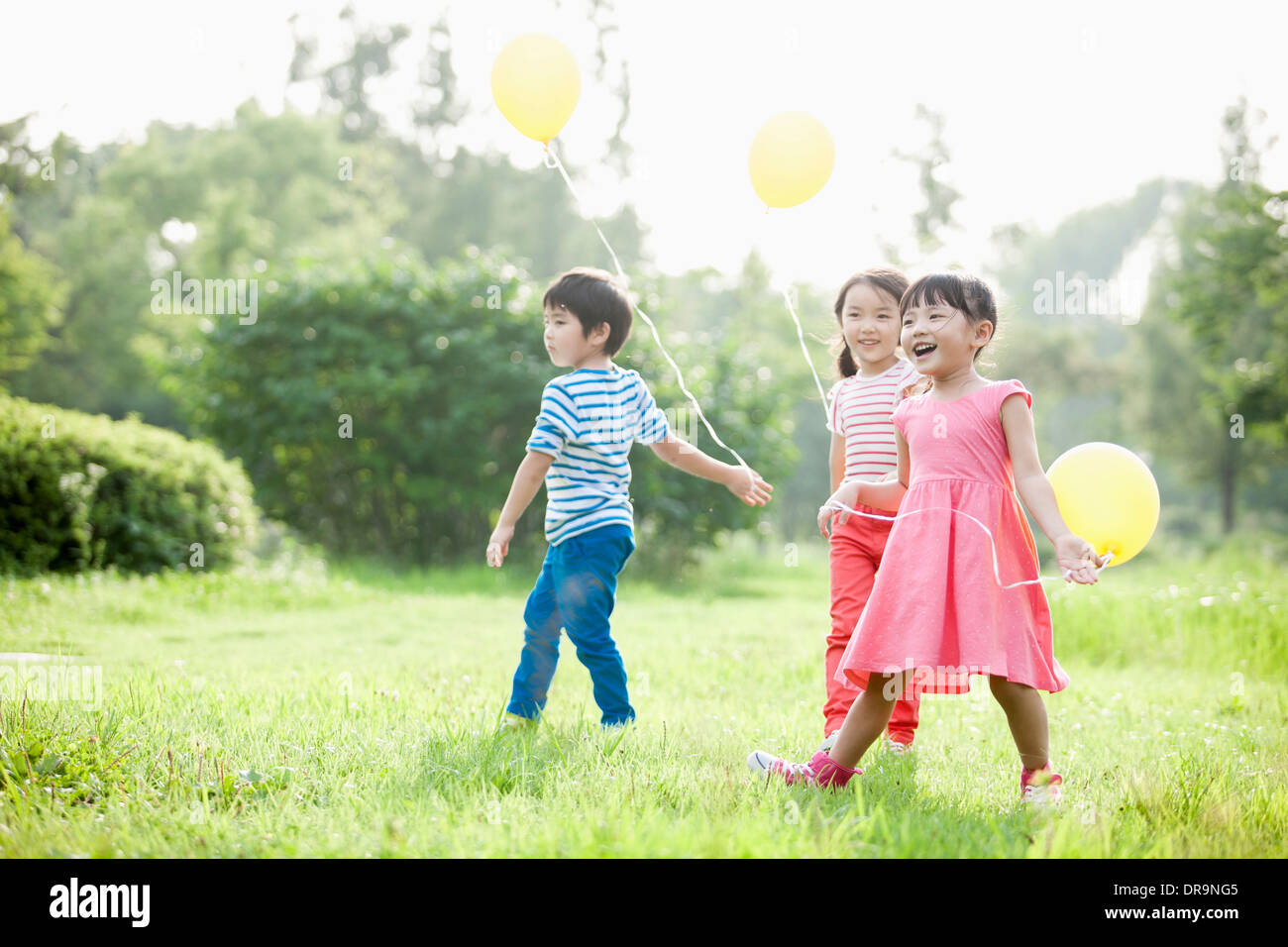 kids playing with balloons Stock Photo - Alamy