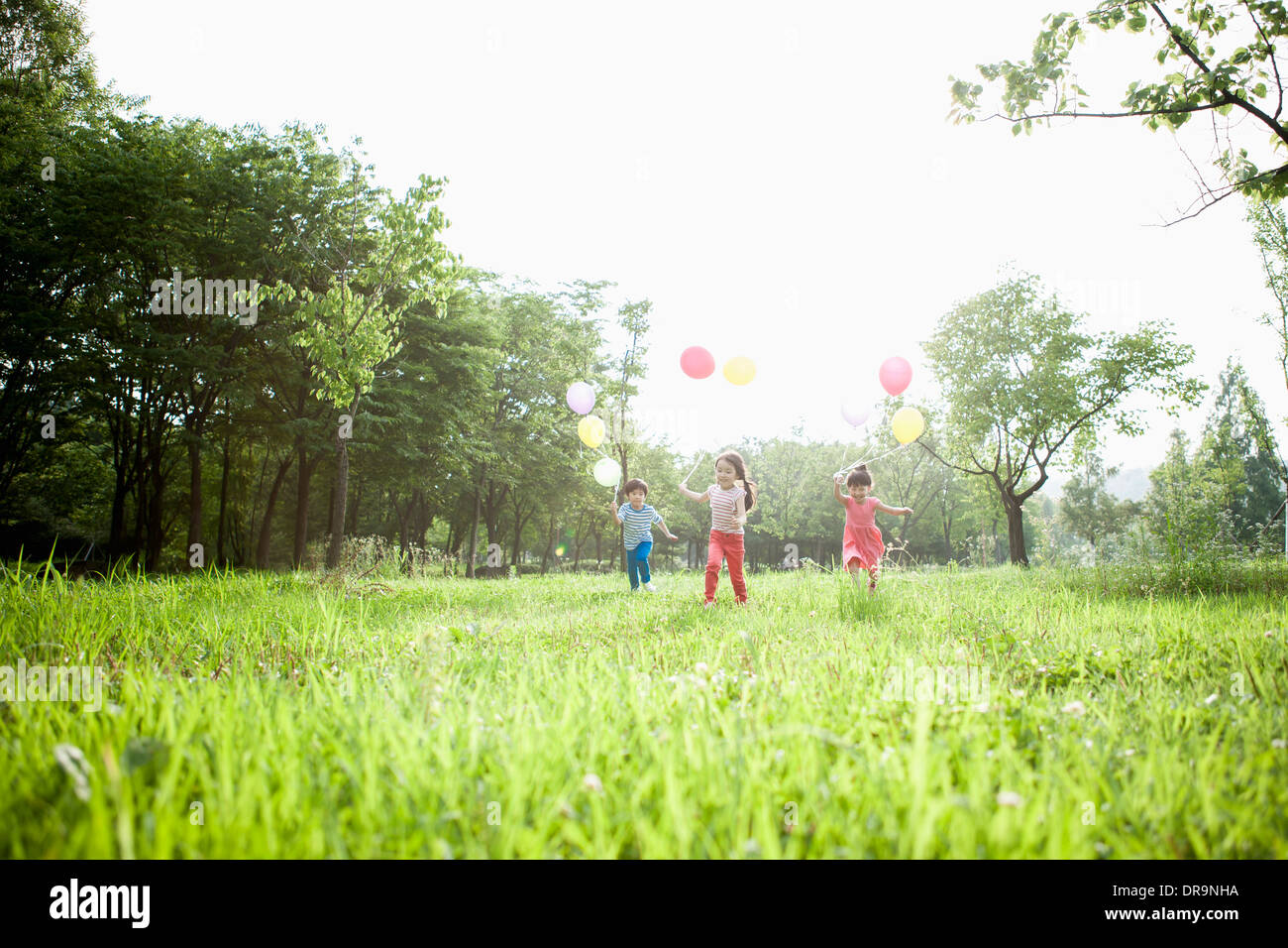 kids playing with balloons Stock Photo - Alamy