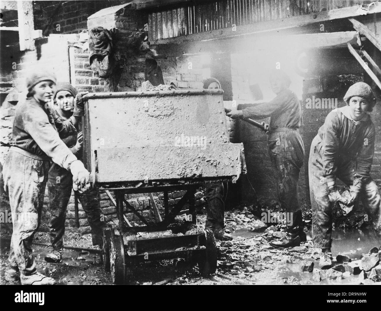 Women workers world war hi-res stock photography and images - Alamy