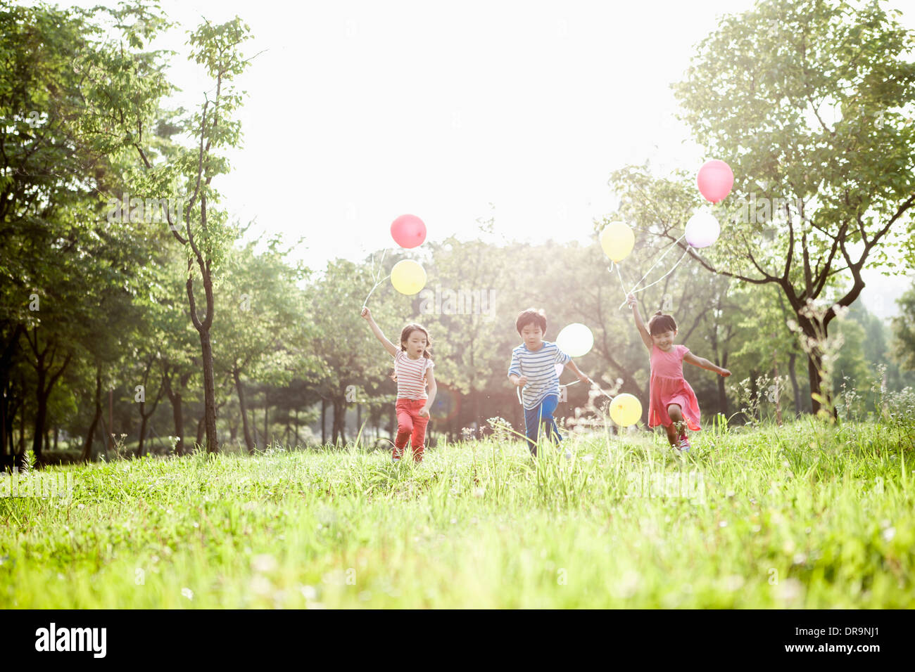 kids playing with balloons Stock Photo - Alamy