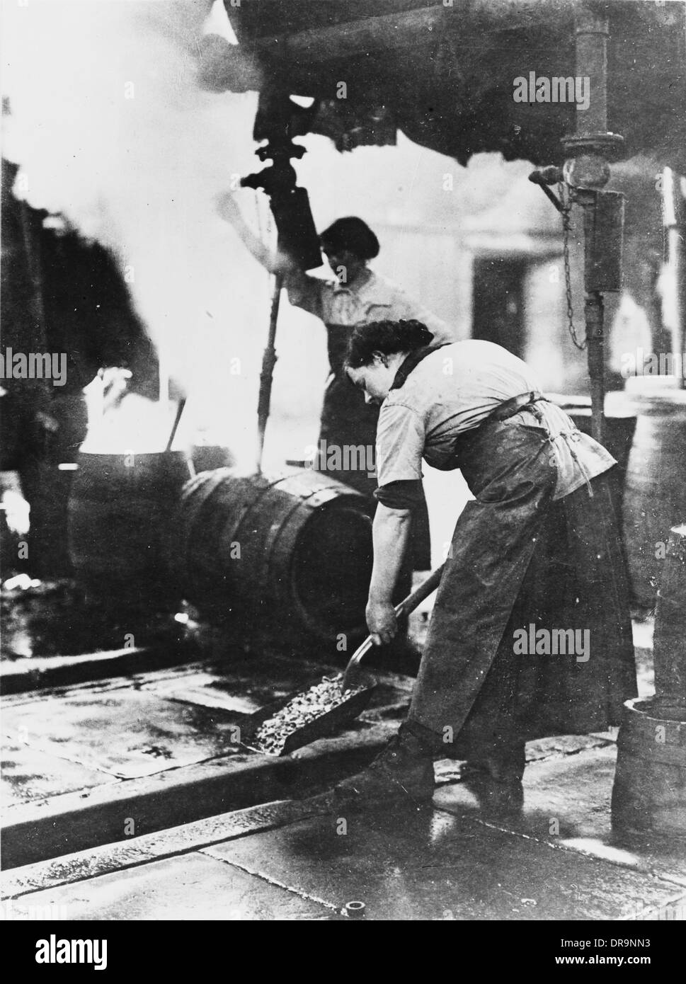 Female war workers hi-res stock photography and images - Alamy