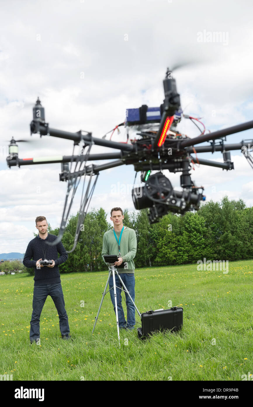 Flying uav hi-res stock photography and images - Alamy