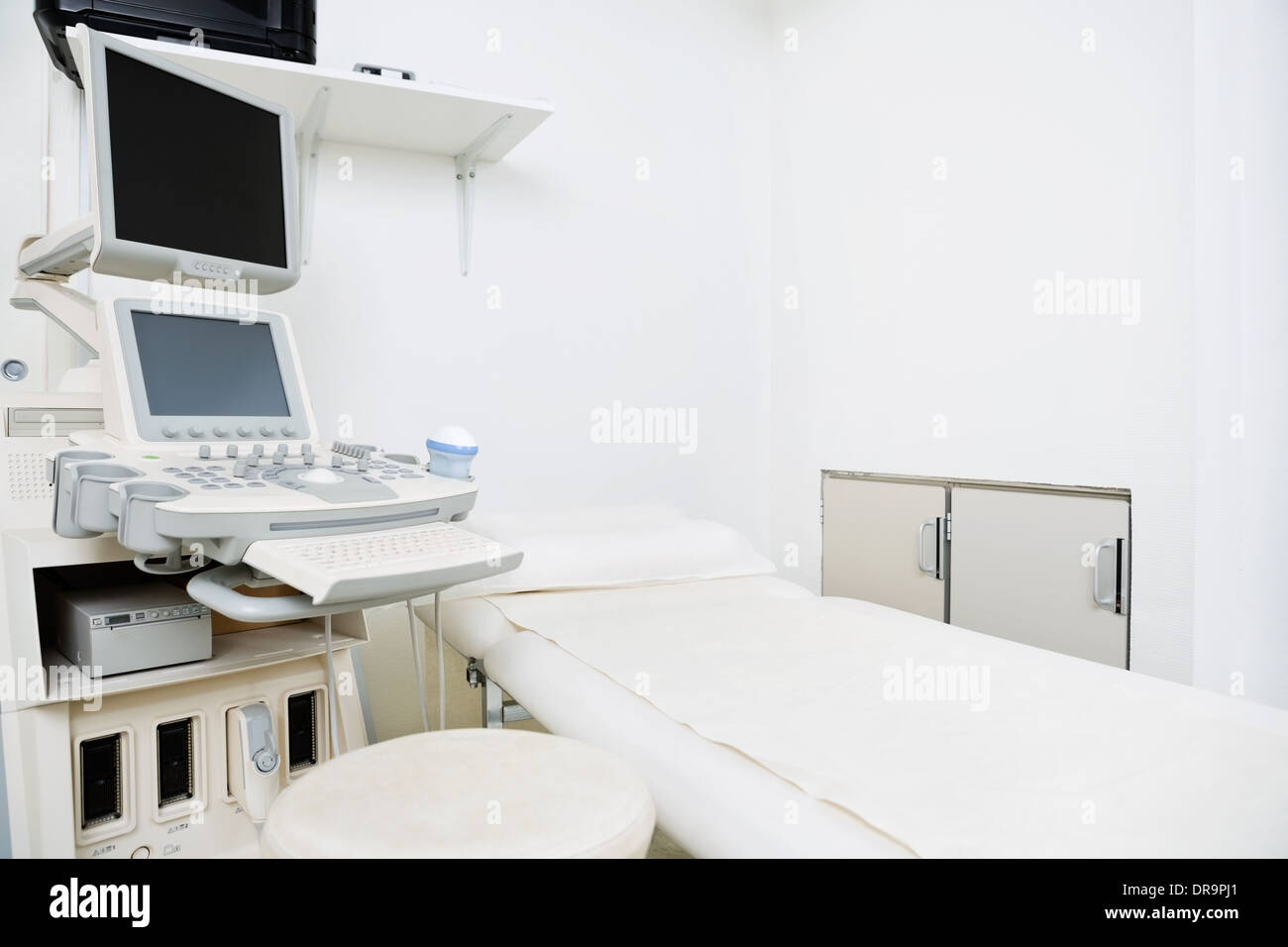 Clinic bed hi-res stock photography and images - Alamy