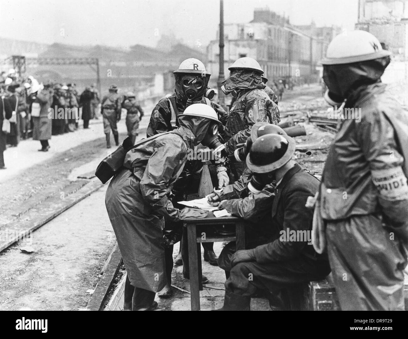 Gas mask! world war Black and White Stock Photos & Images - Alamy