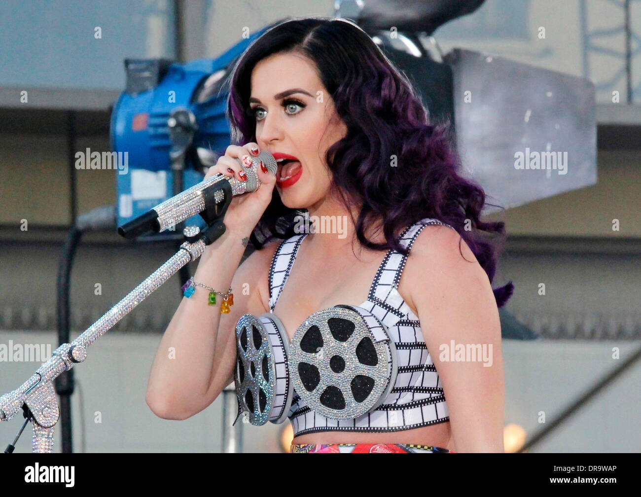 Katy Perry performing live on Hollywood Boulevard before the premiere ...
