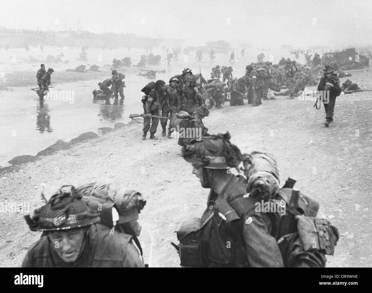 Sword beach british troops hi-res stock photography and images - Alamy