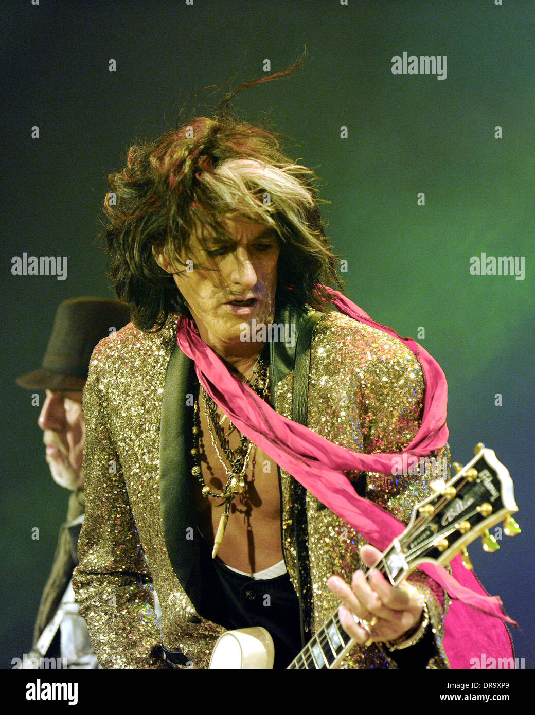 Joe perry aerosmith hi-res stock photography and images - Alamy