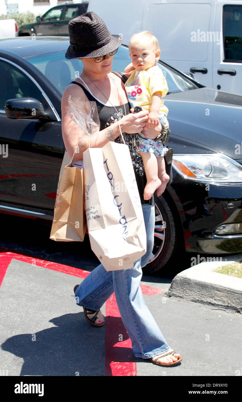 Pink, real name Alecia Moore, and daughter Willow Hart leaving the ...