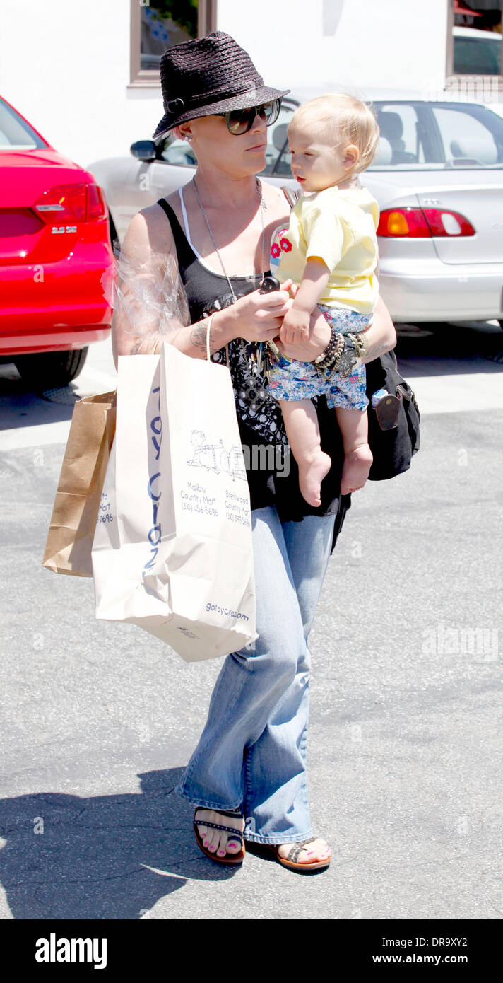 Pink, real name Alecia Moore, and daughter Willow Hart leaving the ...