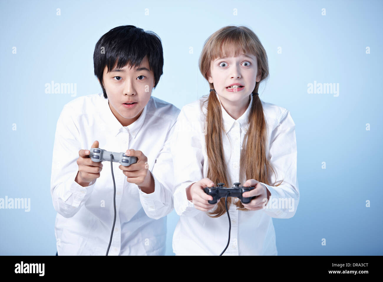 two kids playing a video game Stock Photo - Alamy
