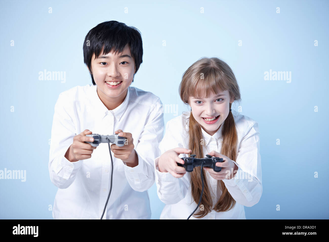 two kids playing a video game Stock Photo - Alamy
