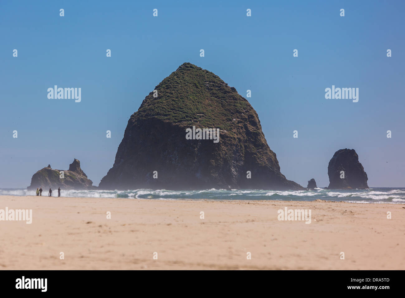 CANNON BEACH, OREGON, USA - Haystack Rock, Oregon coast Stock Photo - Alamy