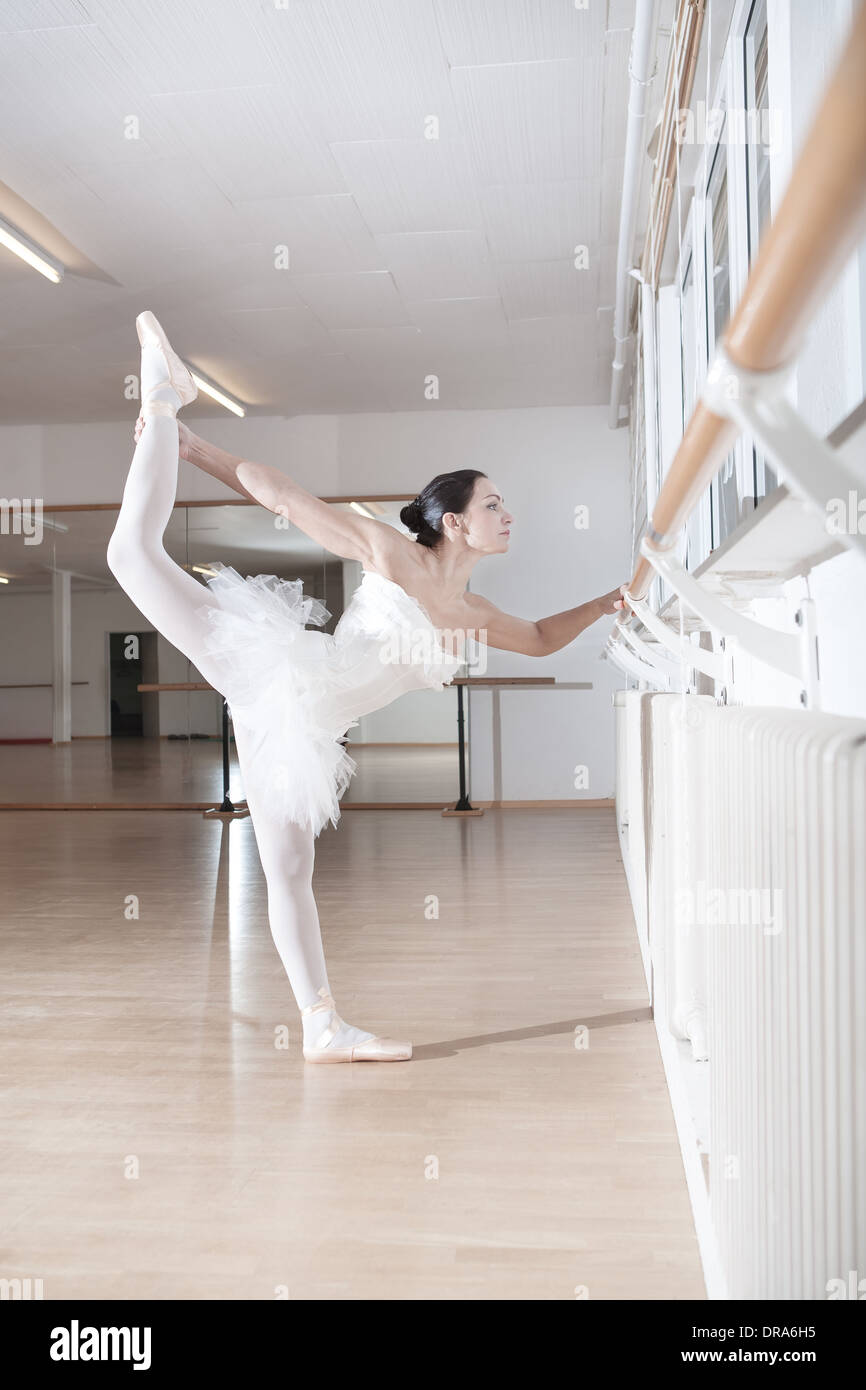 Female ballet dancer hi-res stock photography and images - Alamy