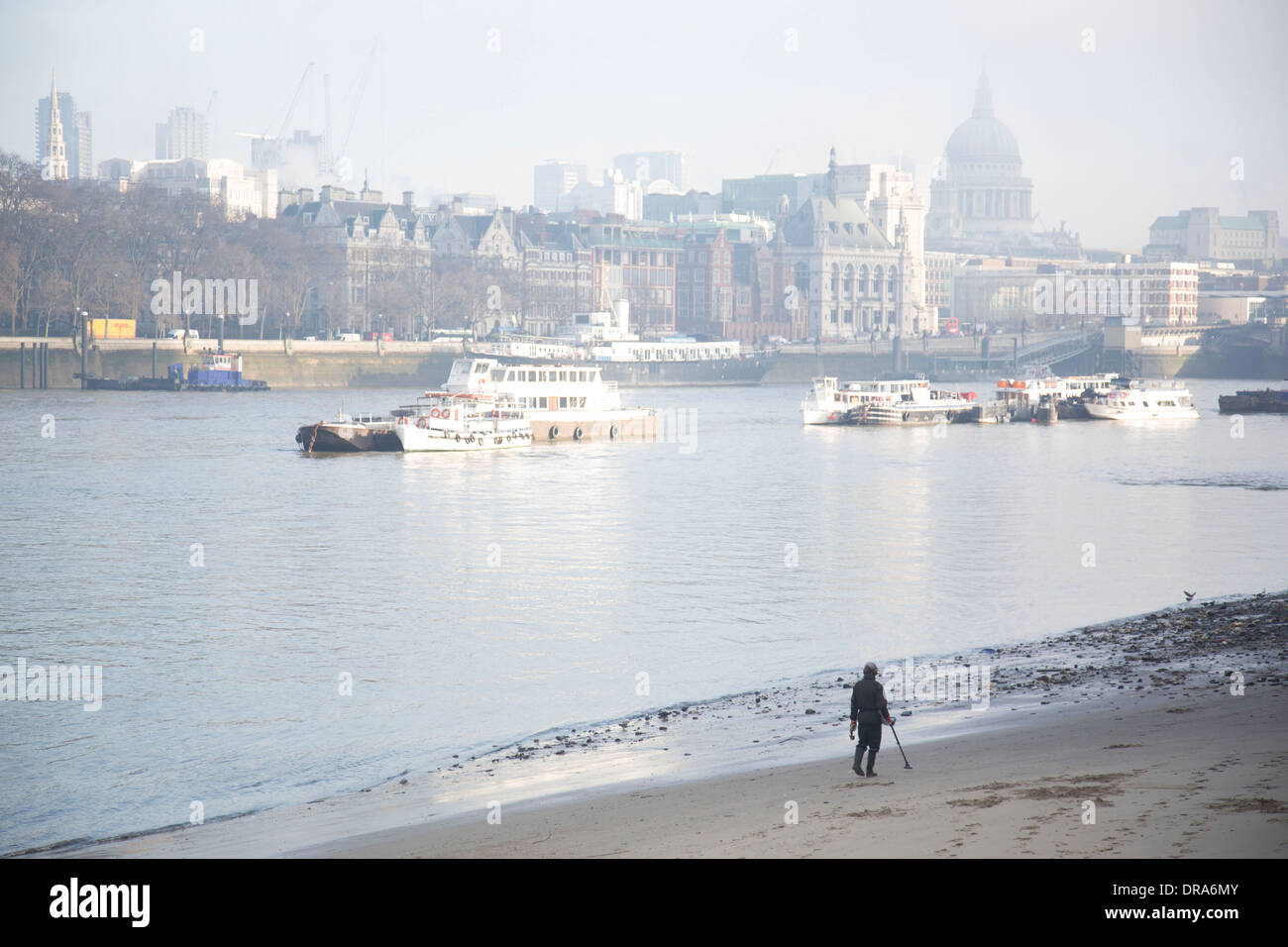 River thames beach hi-res stock photography and images - Alamy