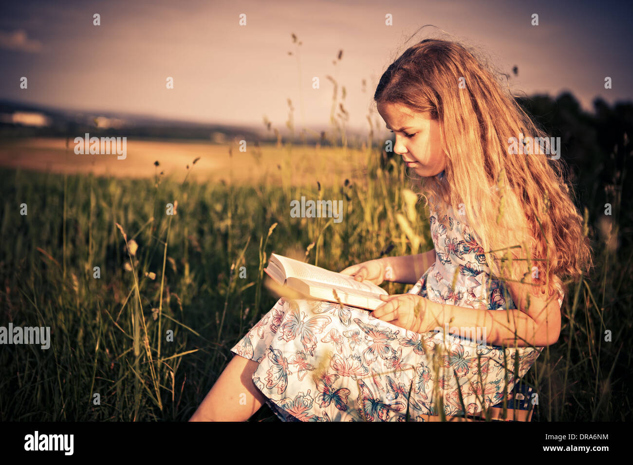 teenage girl reading a book outdoor Stock Photo - Alamy