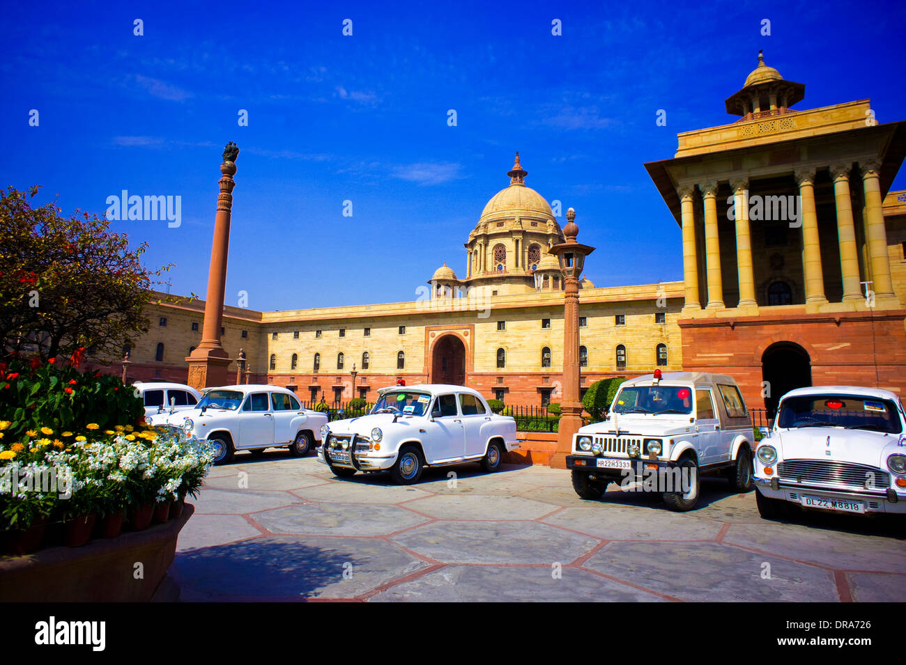 Car day building hi-res stock photography and images - Alamy