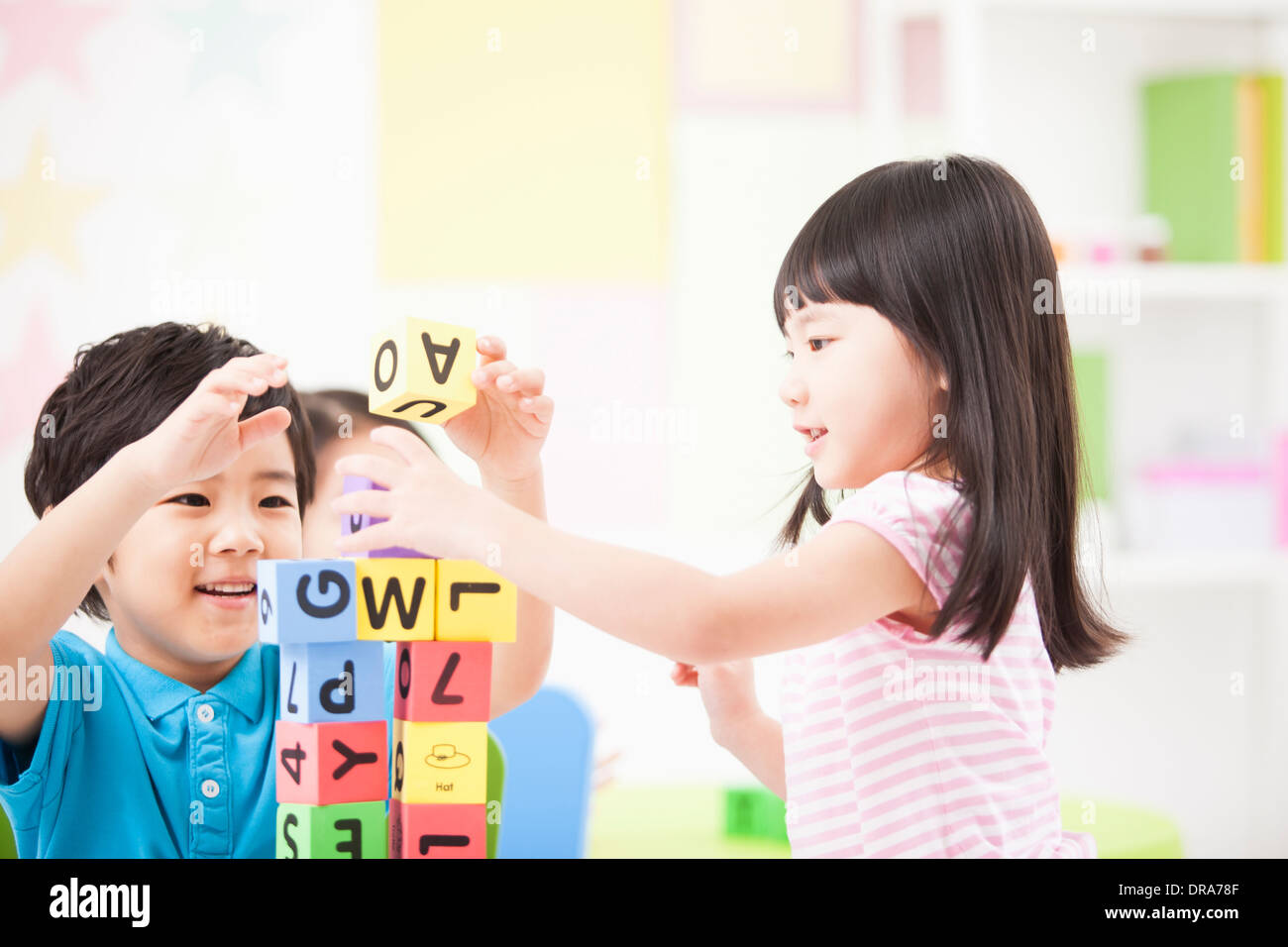 Kids at a table hi-res stock photography and images - Alamy