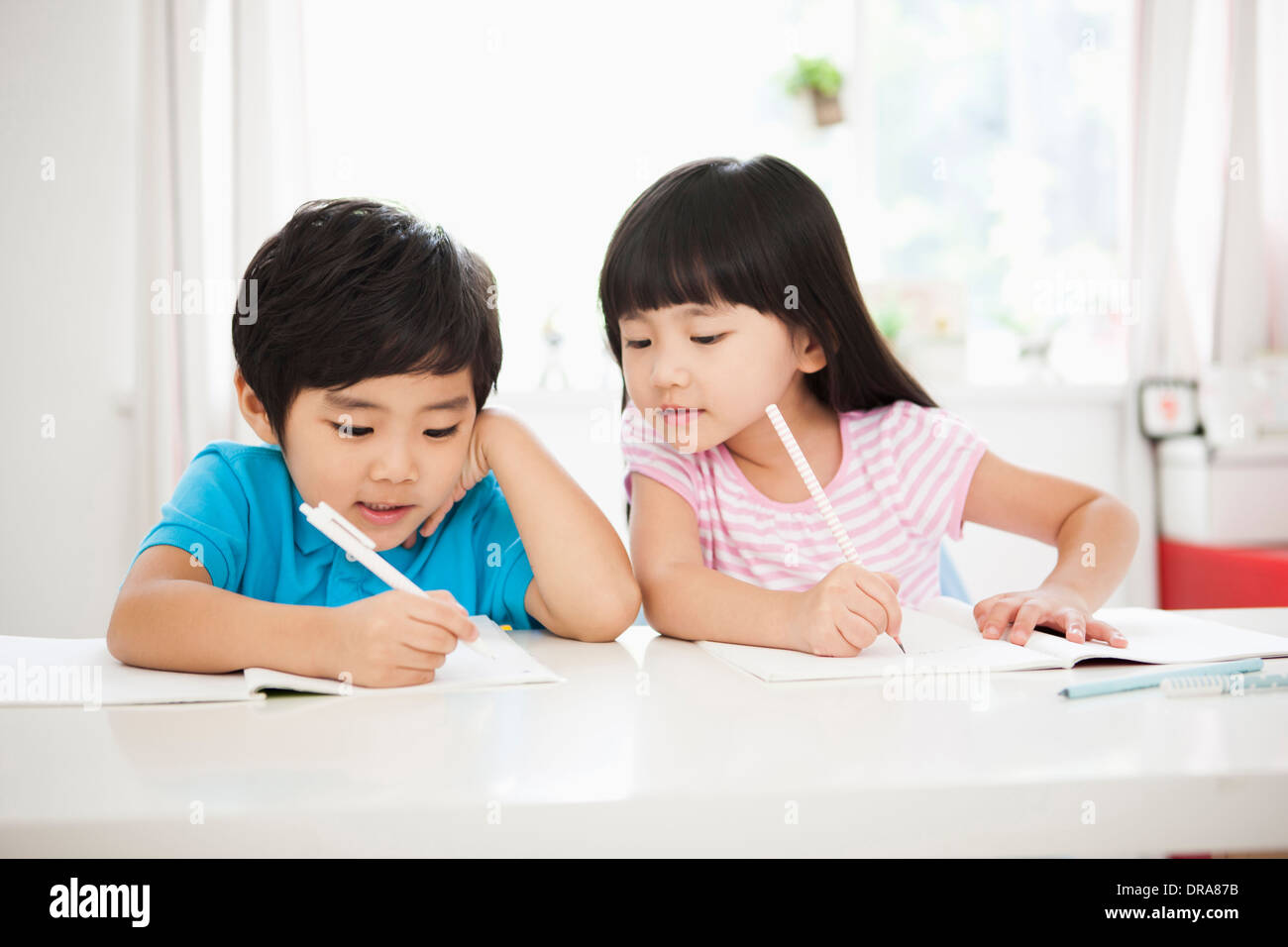 kids at desk learning together Stock Photo - Alamy